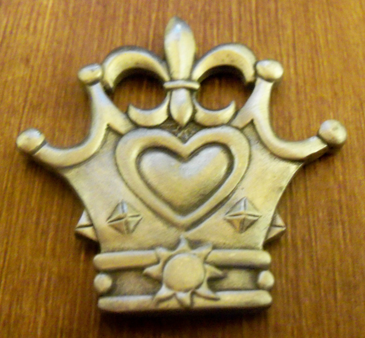 Heirloom Hourglass Custom Regal Crown Charm Closure